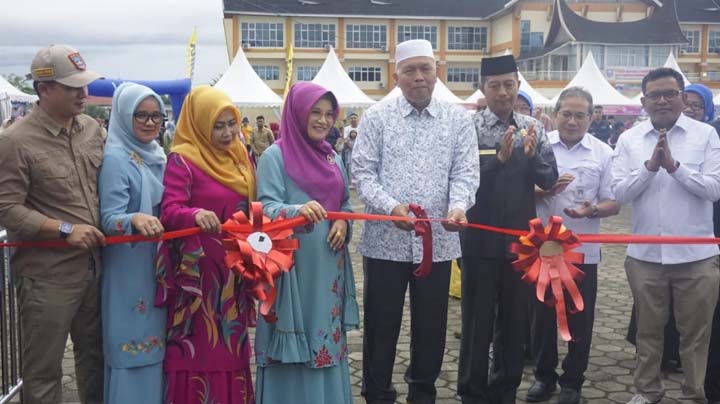 HUT Ke 19, Pasbar Gelar Pasar Rakyat – Padang Media